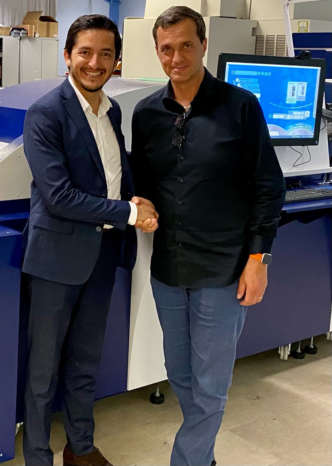 フランスの書籍印刷会社Laballery社は、MGI JETvarnish 3D Evoデジタル加飾機導入後2年弱で、B2サイズ100万枚の ...