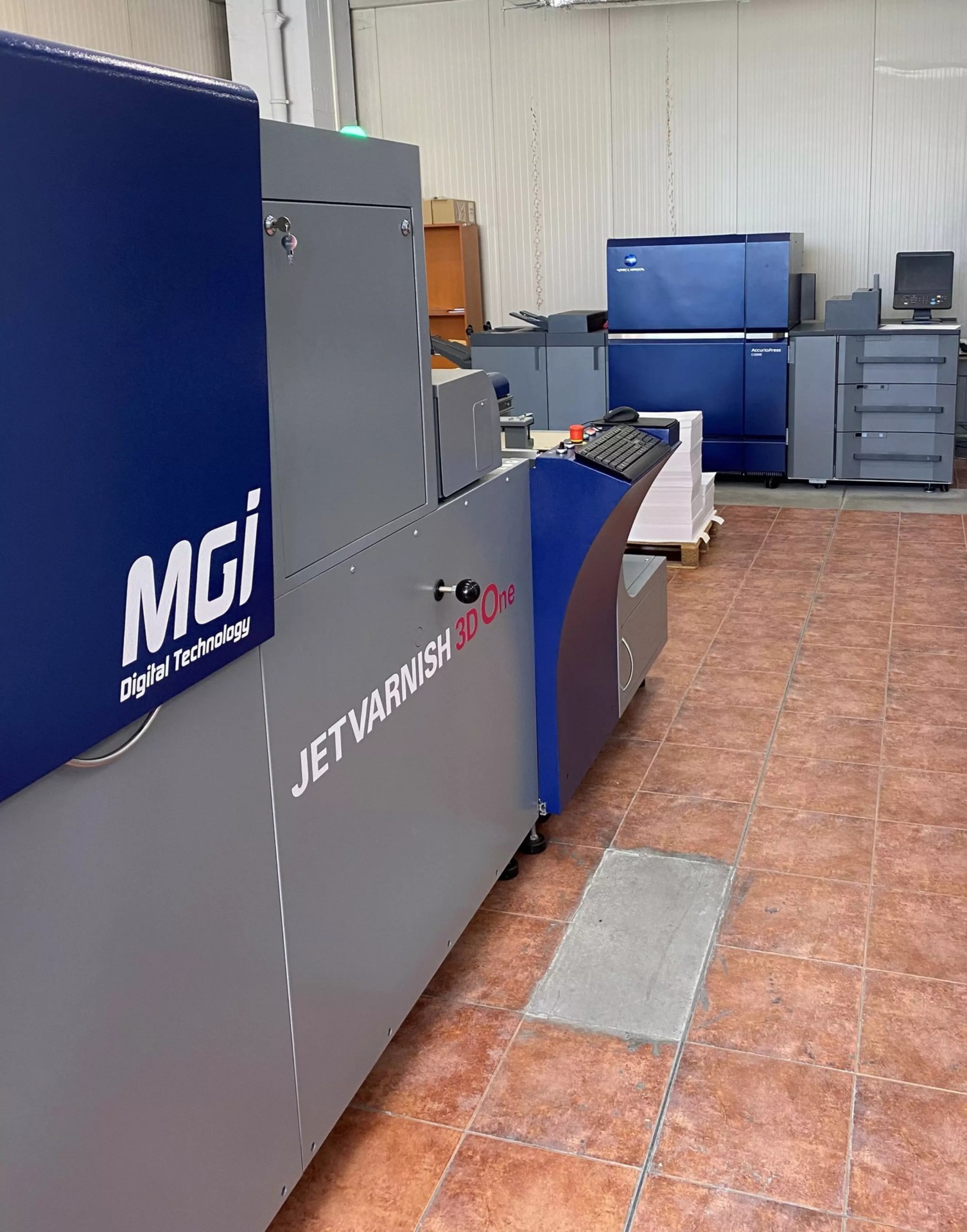 ブルガリアのPrinted Paper Trade社 はコニカミノルタのAccurioPress C12000とMGI JETvarnish ...